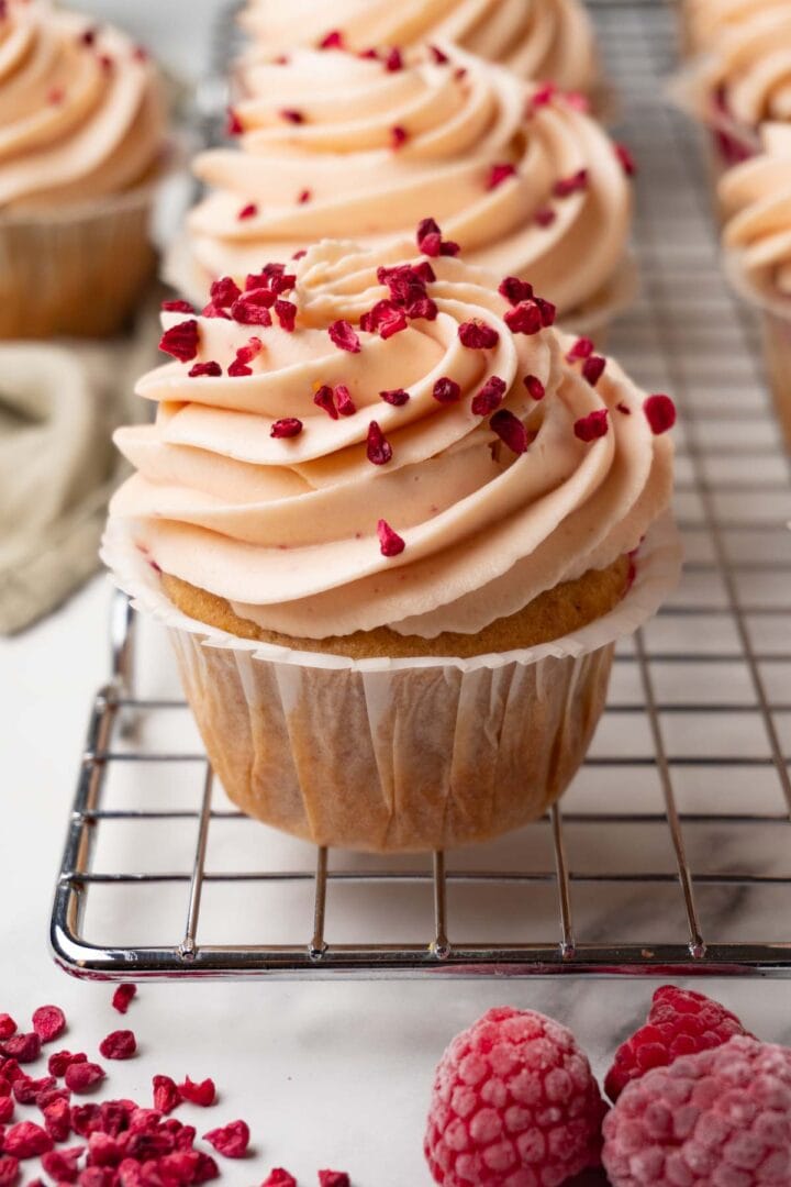 Raspberry cupcakes - Sugar Pursuit