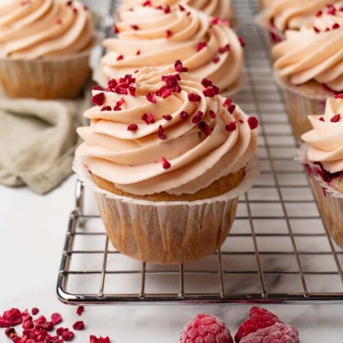 Raspberry cupcakes - Sugar Pursuit